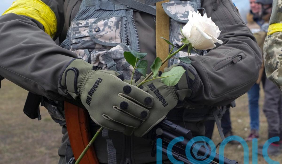 Ukrainian soldiers hold flowers as volunteer troops marry at Kyiv ...
